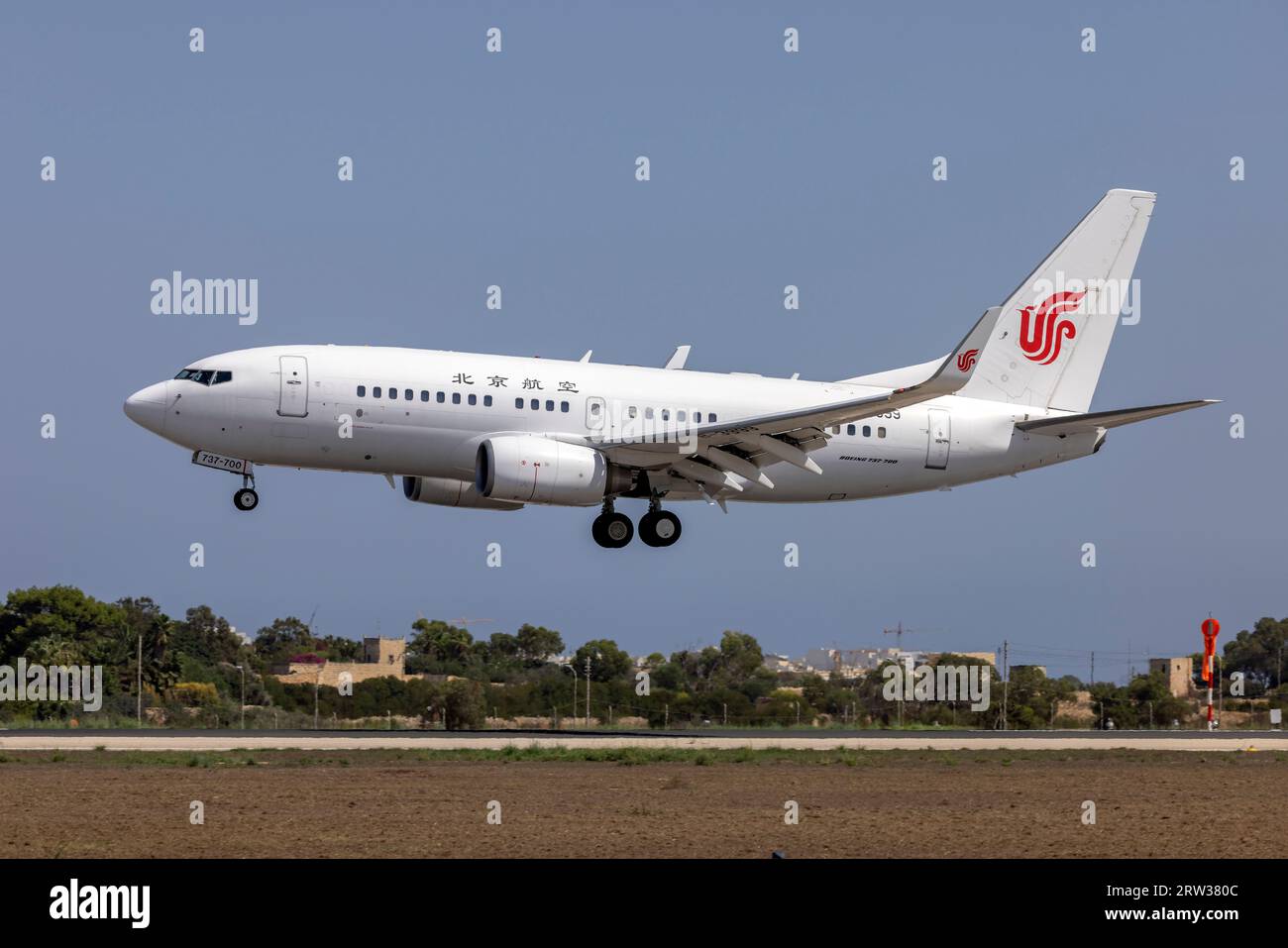 Singapore airlines boeing 737 hi-res stock photography and images - Alamy