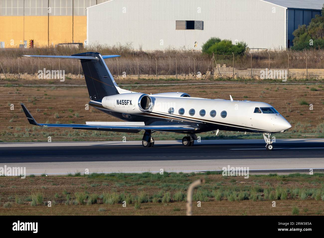 Gulfstream Aerospace G-IV-X Gulfstream G450 (REG: N455FX) turning on ...