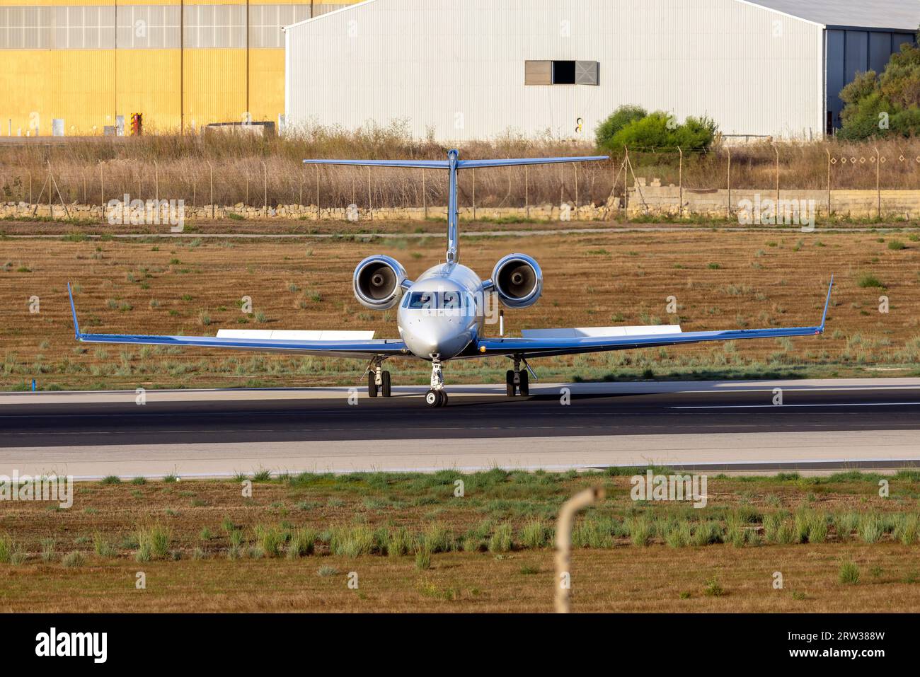 Gulfstream Aerospace G-IV-X Gulfstream G450 (REG: N455FX) turning on ...