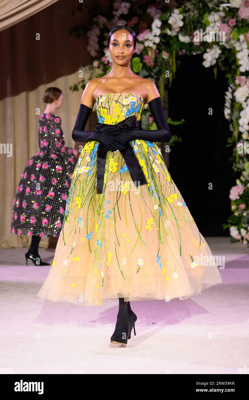 London, UK. 16 September 2023. Model Jourdan Dunn on the catwalk during ...