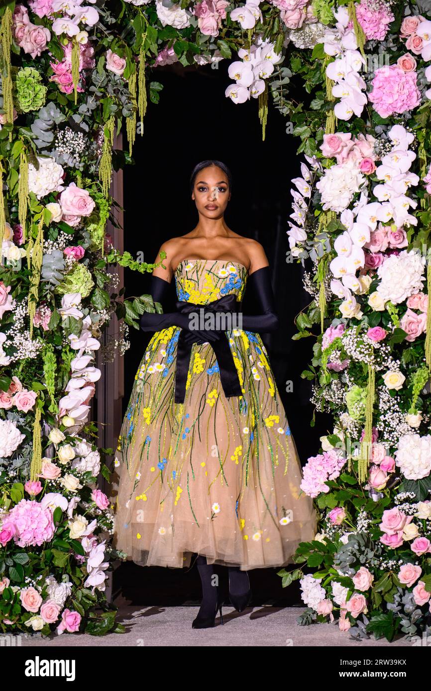 London, UK. 16 September 2023. Model Jourdan Dunn on the catwalk during ...