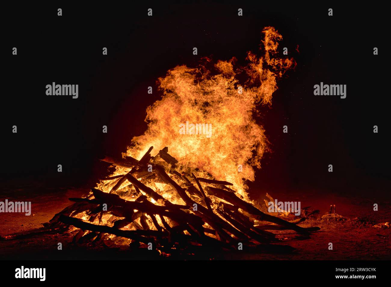 Bonfire campfire burning in night hi-res stock photography and images ...