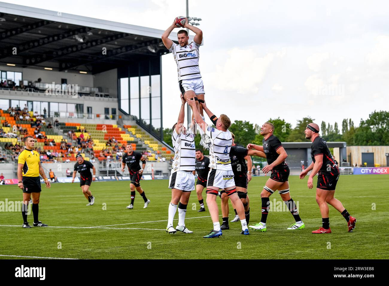 Gloucester Rugby secure the line out ball during the Premiership Rugby ...