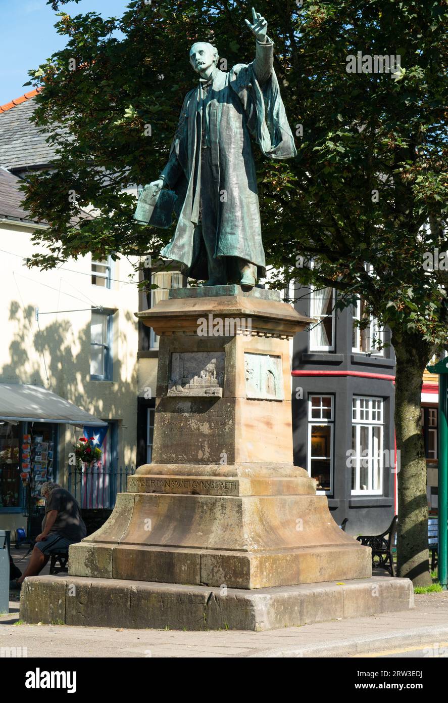 Thomas Edward Ellis statue, High Street, Bala, Gwynedd, North Wales ...