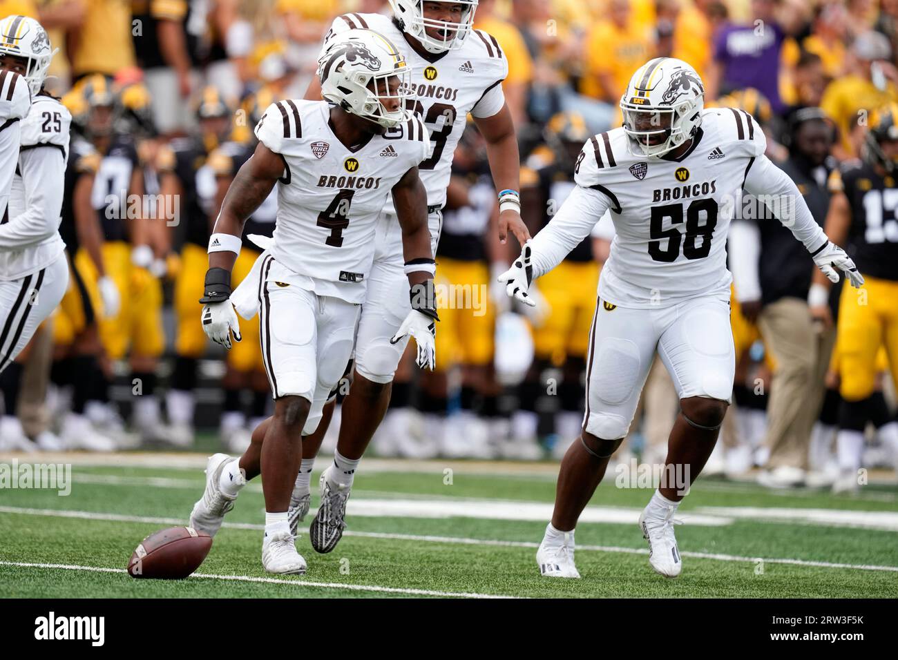 Western Michigan linebacker Damari Roberson (4) celebrates with ...