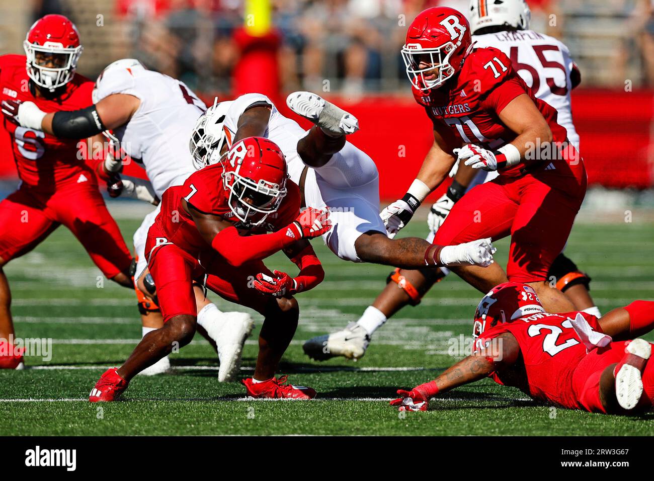 PISCATAWAY, NJ - SEPTEMBER 16: Robert Longerbeam #7 of the Rutgers ...