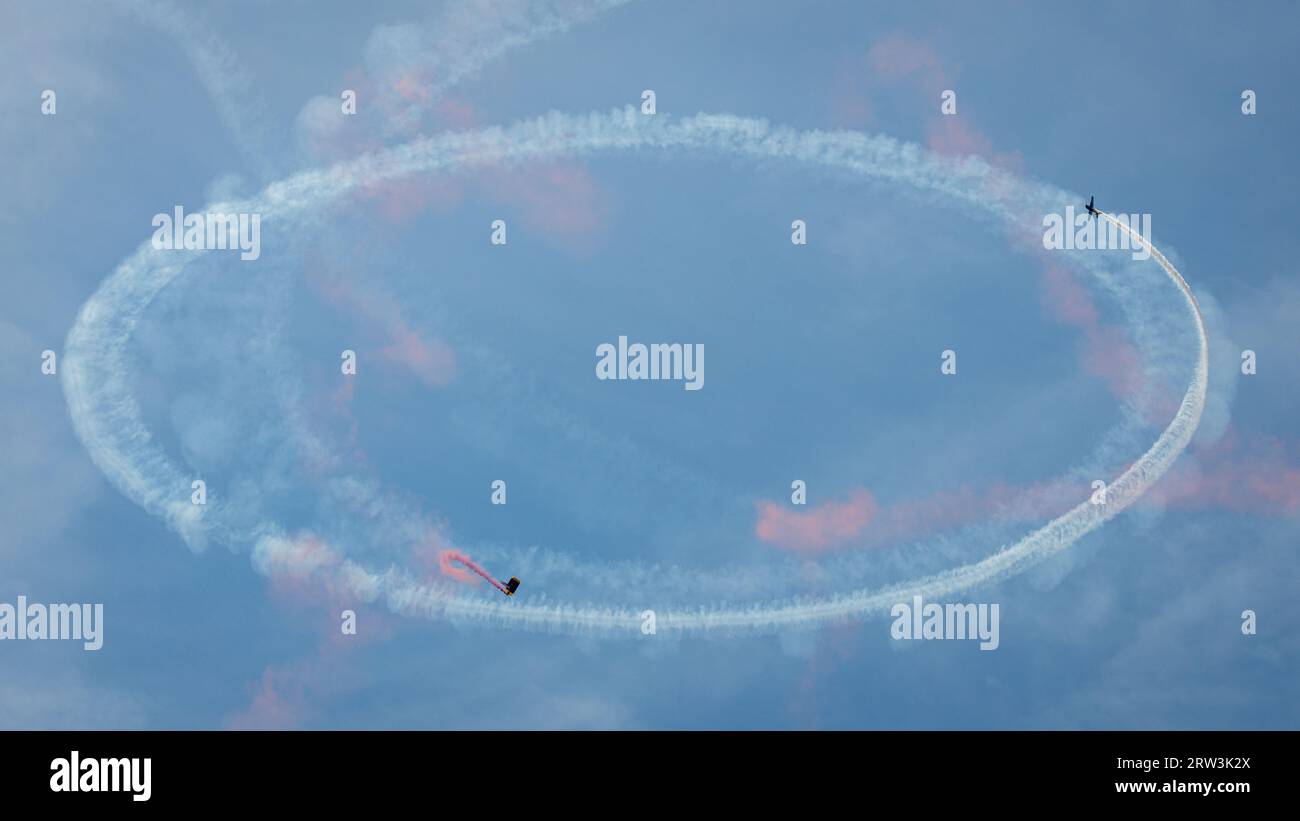 Plane circling air hi-res stock photography and images - Alamy