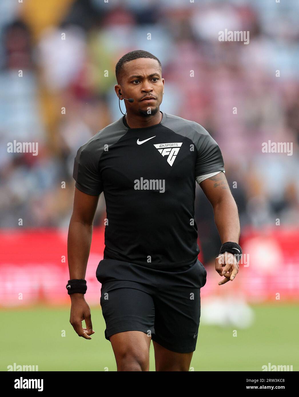 Premier league linesman hi-res stock photography and images - Alamy