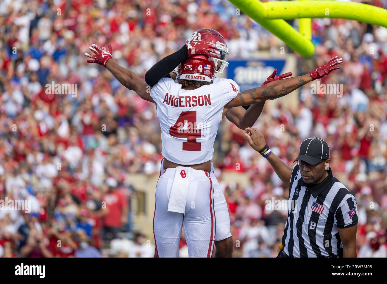 Oklahoma wide receiver Nic Anderson (4) celebrates after a touchdown ...