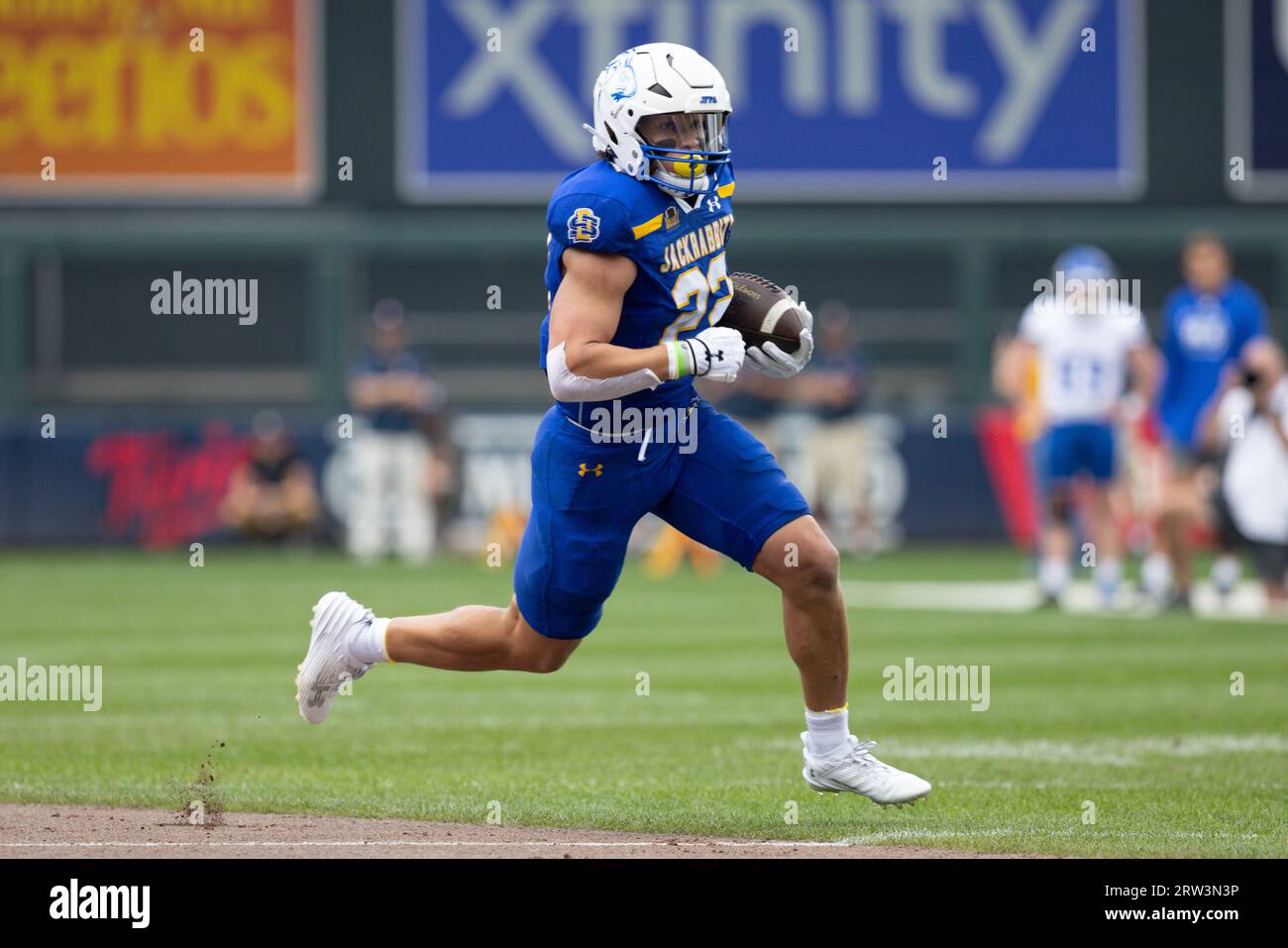 MINNEAPOLIS, MN - SEPTEMBER 16: South Dakota State Jackrabbits running ...