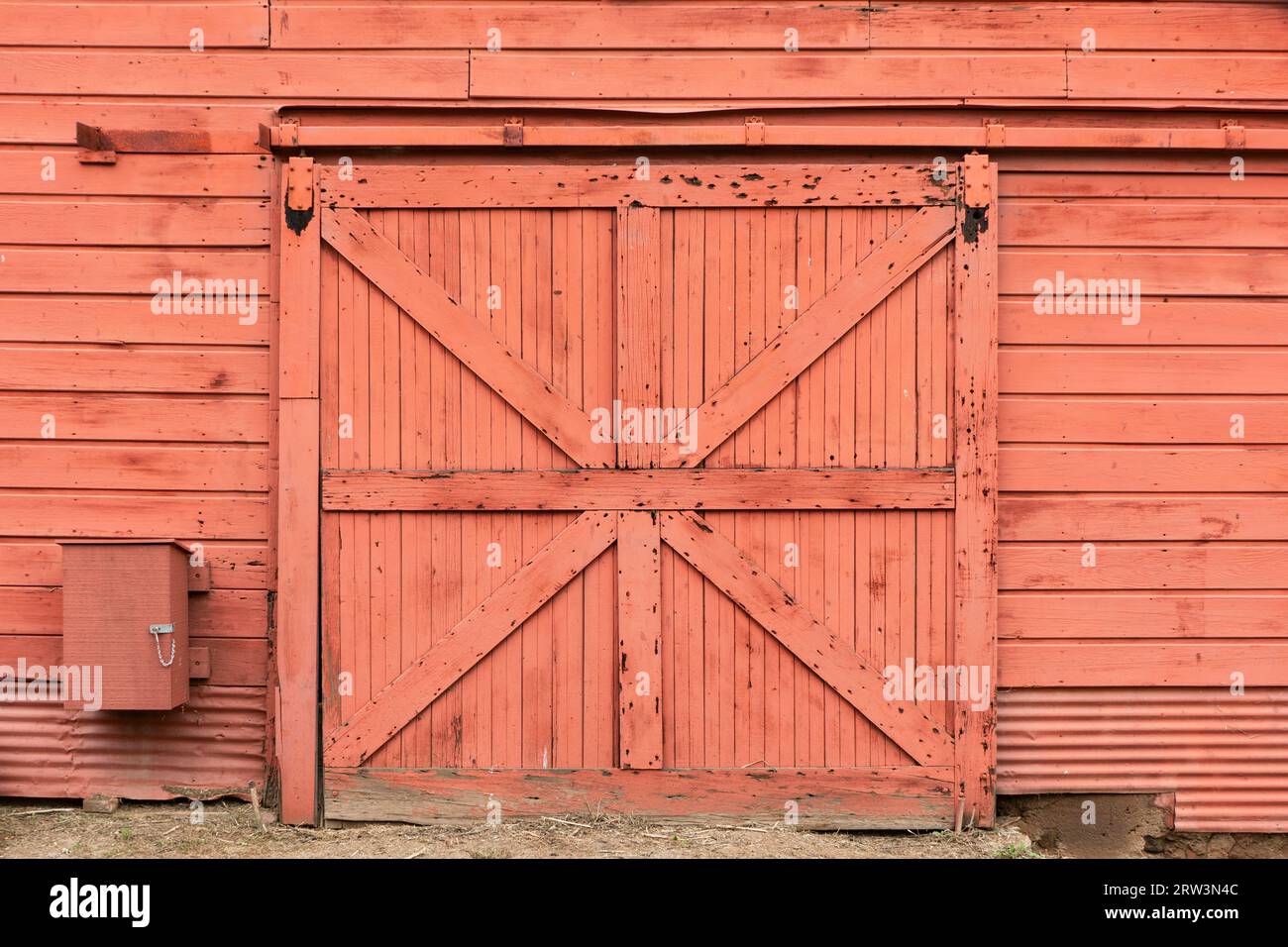 Weathered red barn door hi-res stock photography and images - Alamy