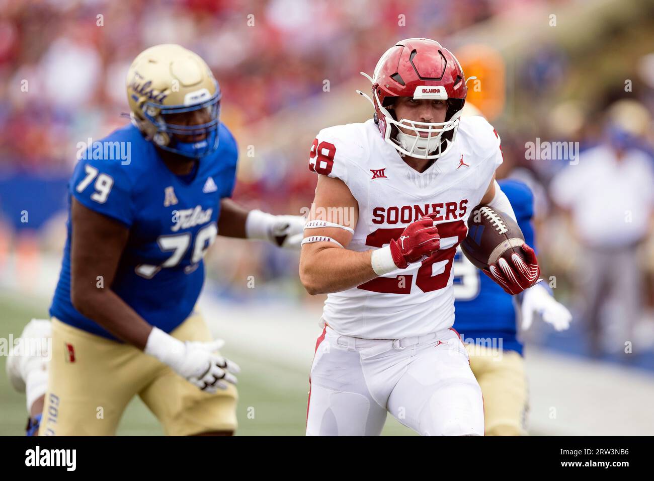 Oklahoma linebacker Danny Stutsman (28) carries ahead of Tulsa ...