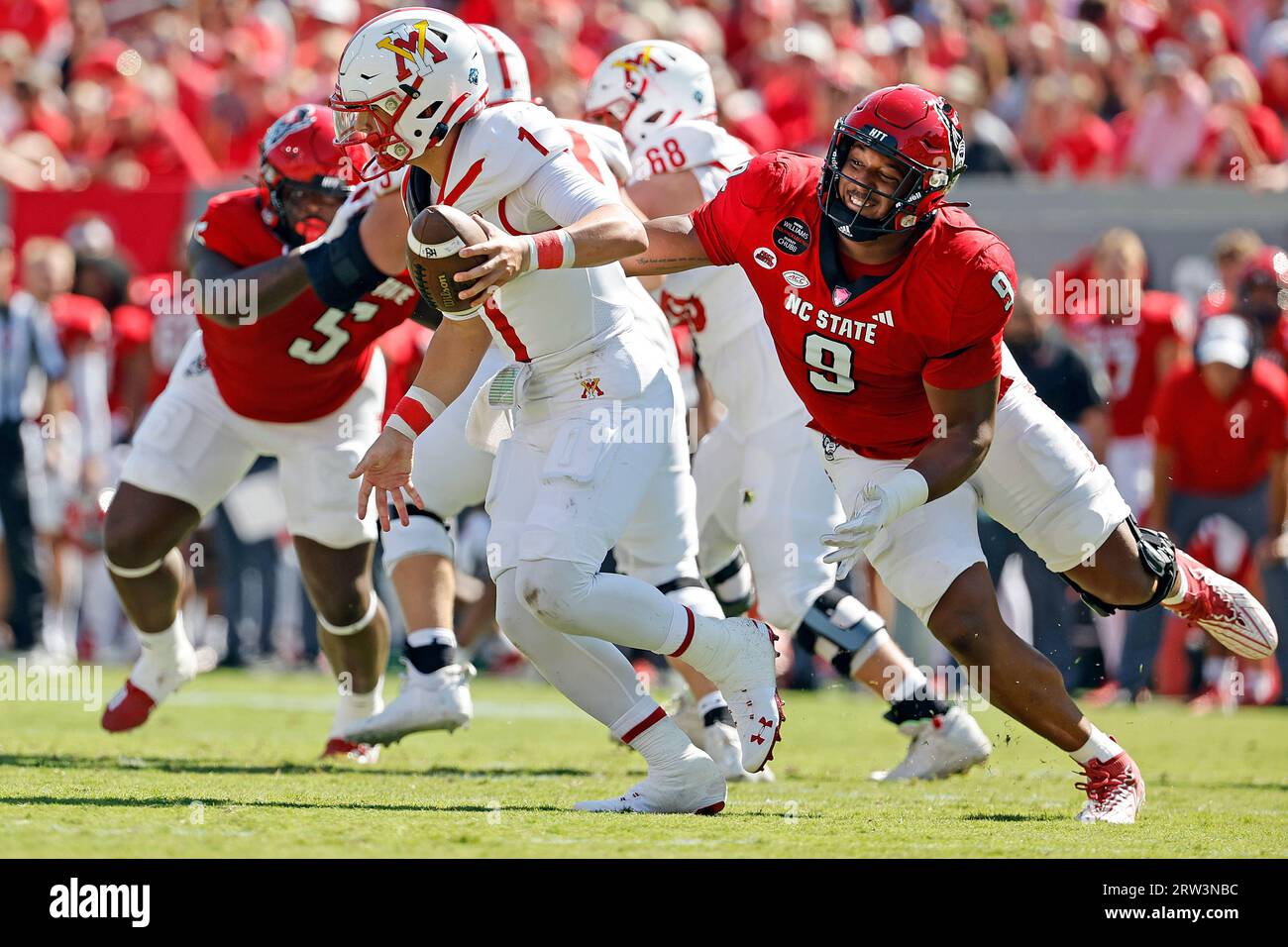 North Carolina State's Savion Jackson (9) tries to sack Virginia ...