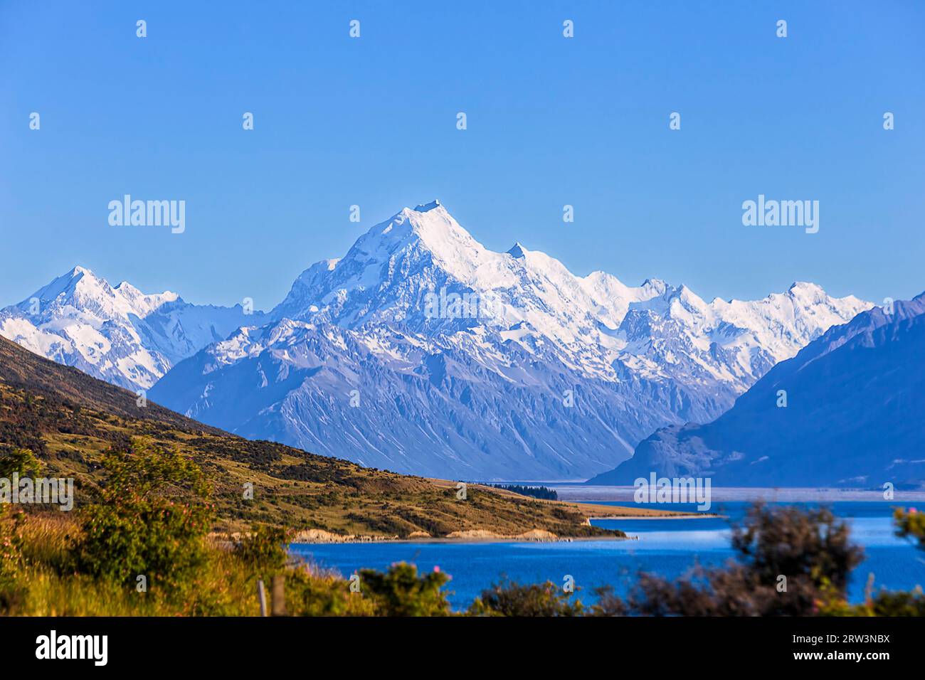 Mt Cook in New Zealand on Lake Pukaki from tourism lookout Stock Photo ...