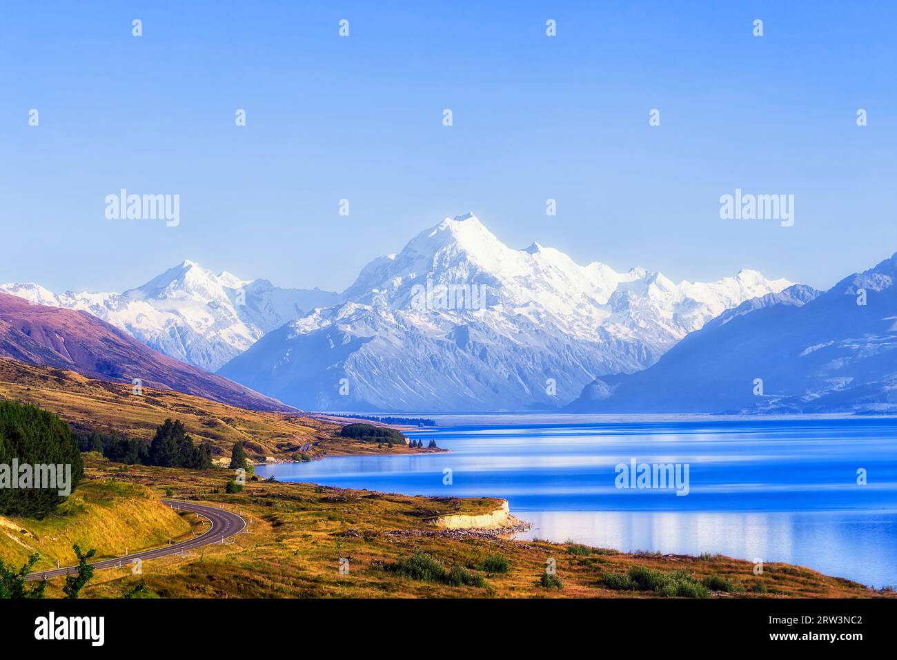 Mt Cook on Lake Pukaki in New Zealand Stock Photo - Alamy