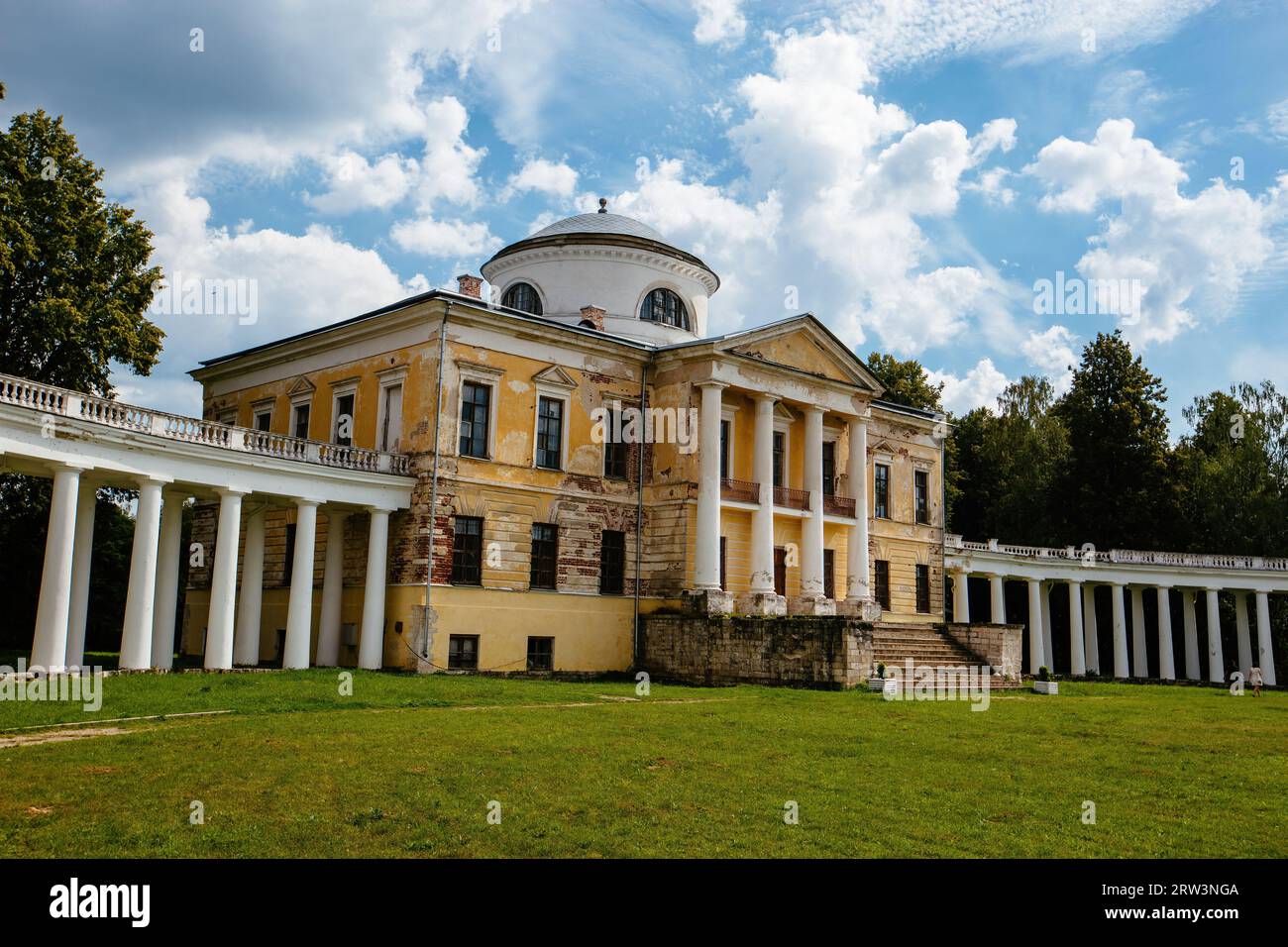 Spooky victorian mansion hi-res stock photography and images - Alamy