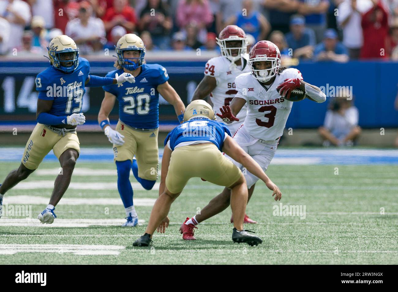 Oklahoma wide receiver Jalil Farooq (3) runs past Tulsa place kicker ...