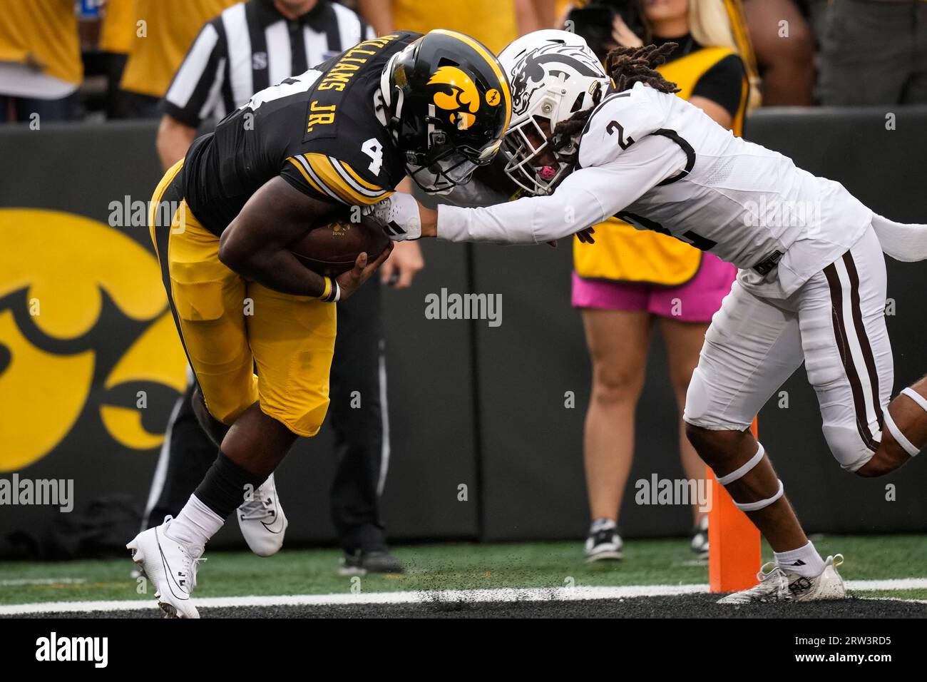 Iowa running back Leshon Williams (4) scores on a 25-yard touchdown ...