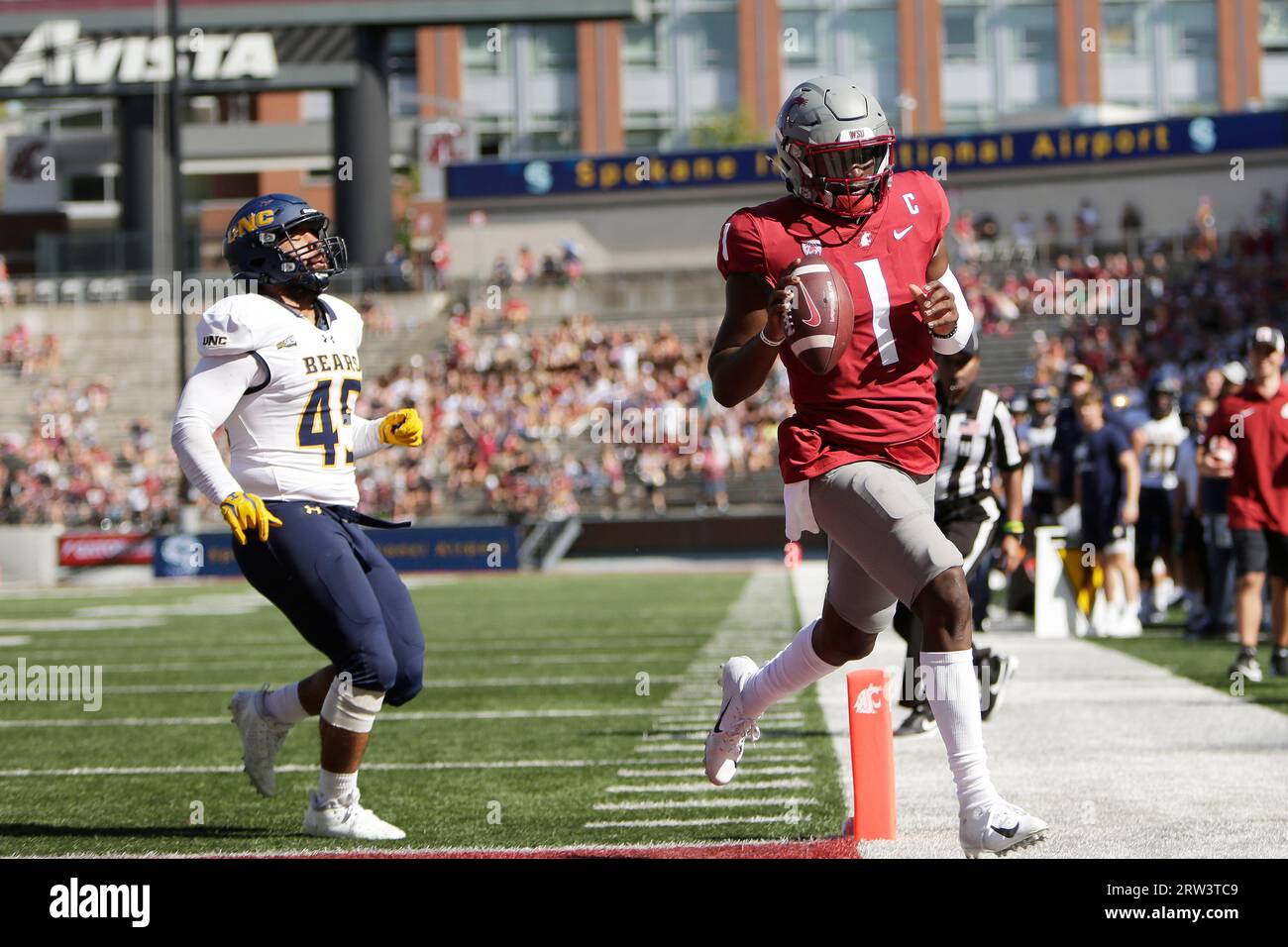 Washington State quarterback Cameron Ward (1) runs for a touchdown next ...