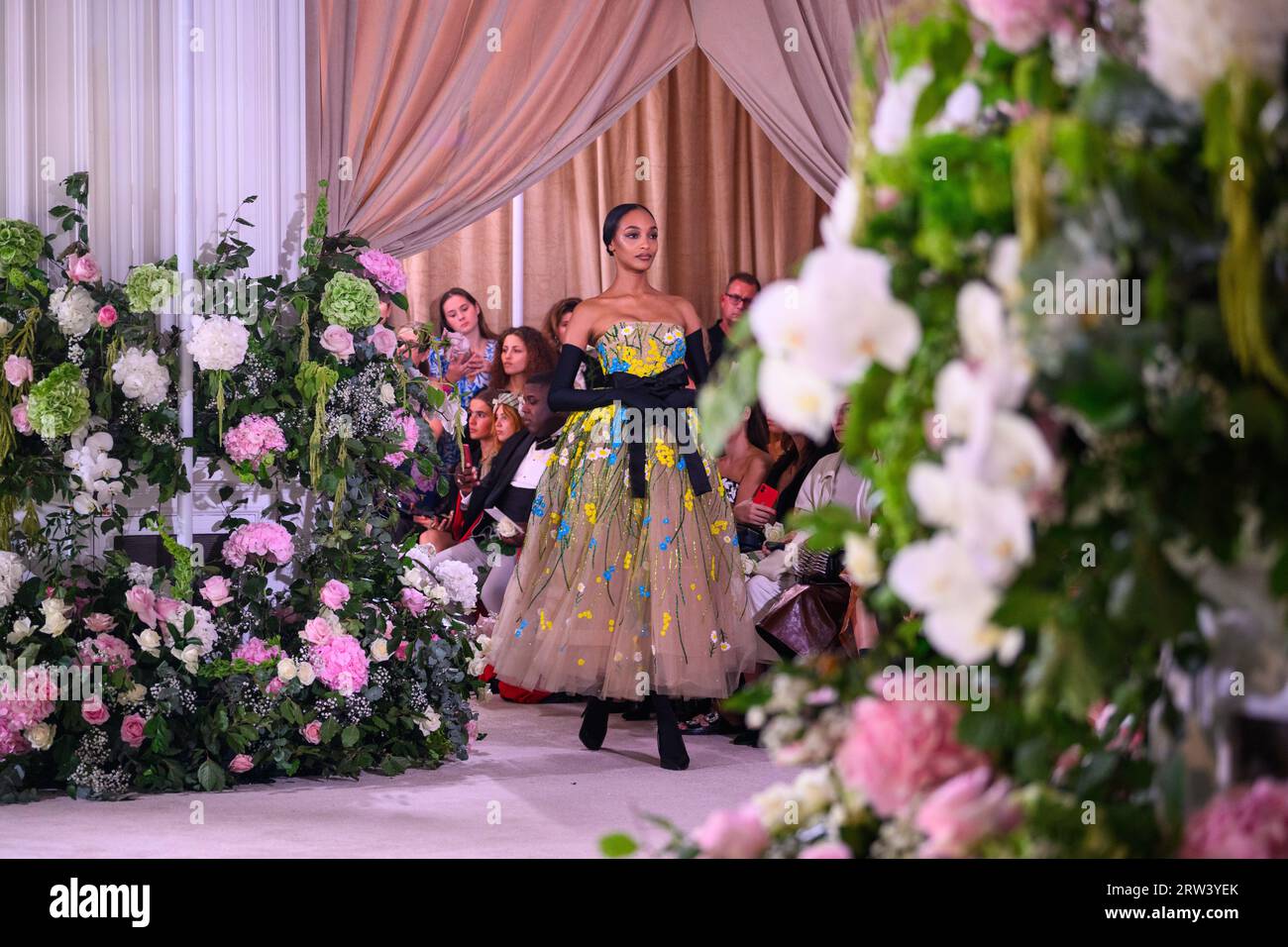 London, UK. 16 September 2023. Model Jourdan Dunn on the catwalk during ...