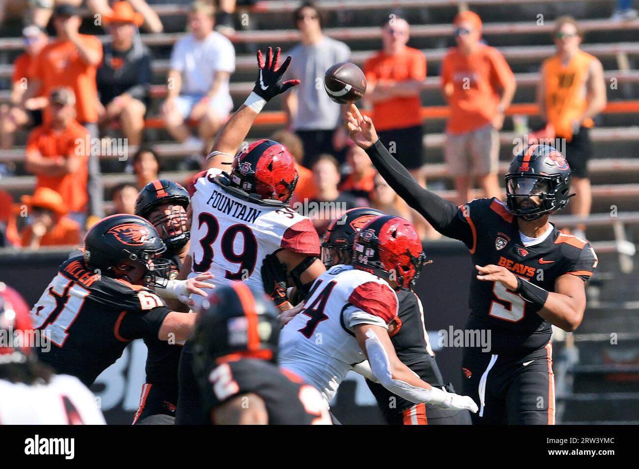 Oregon State quarterback DJ Uiagalelei (5) throws a pass during the ...