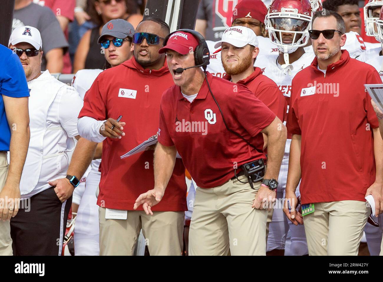 Oklahoma head coach Brent Venables yells to his team on a play against ...