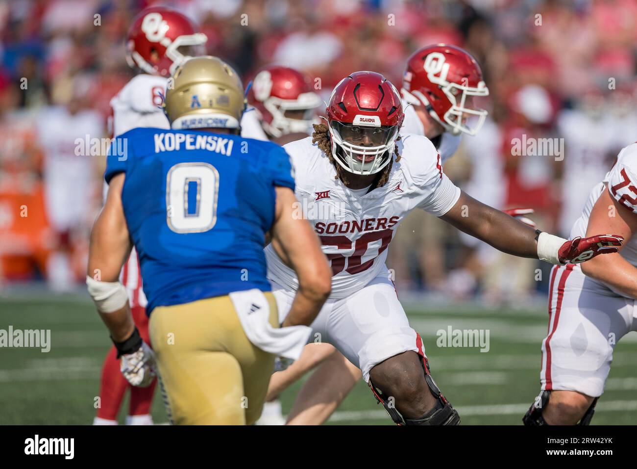Oklahoma offensive lineman Tyler Guyton (60) blocks during the first ...