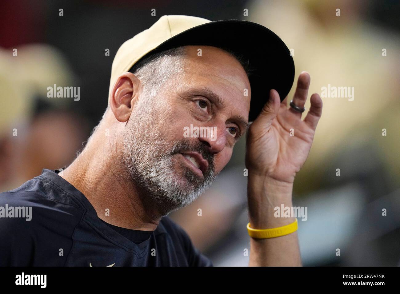 Arizona Diamondbacks manager Torey Lovullo talks with players in the ...
