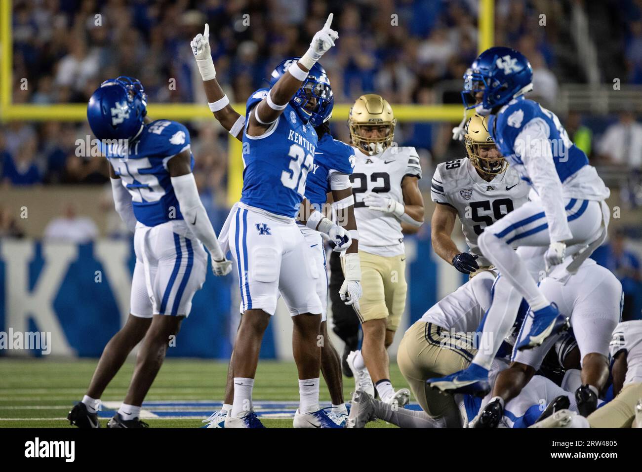 Kentucky linebacker Trevin Wallace (32) celebrates after a fumble ...