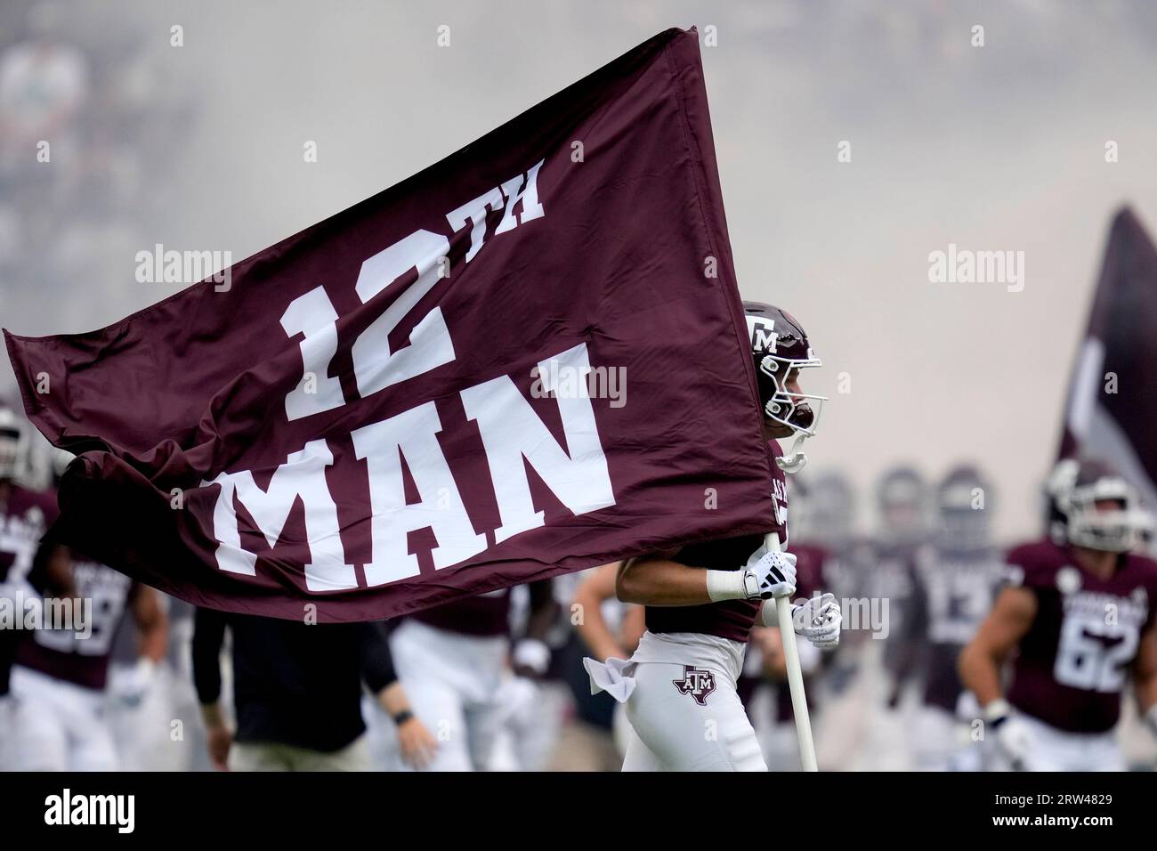 Texas A&M linebacker Sam Mathews (12) carries the 12th Man flag during ...