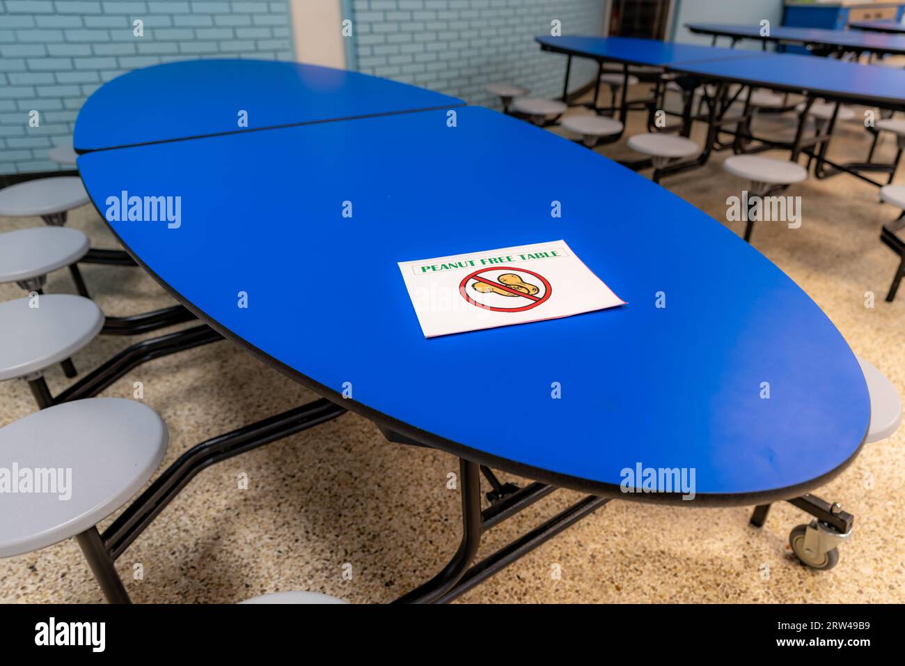 High school lunch room cafeteria hi-res stock photography and images ...