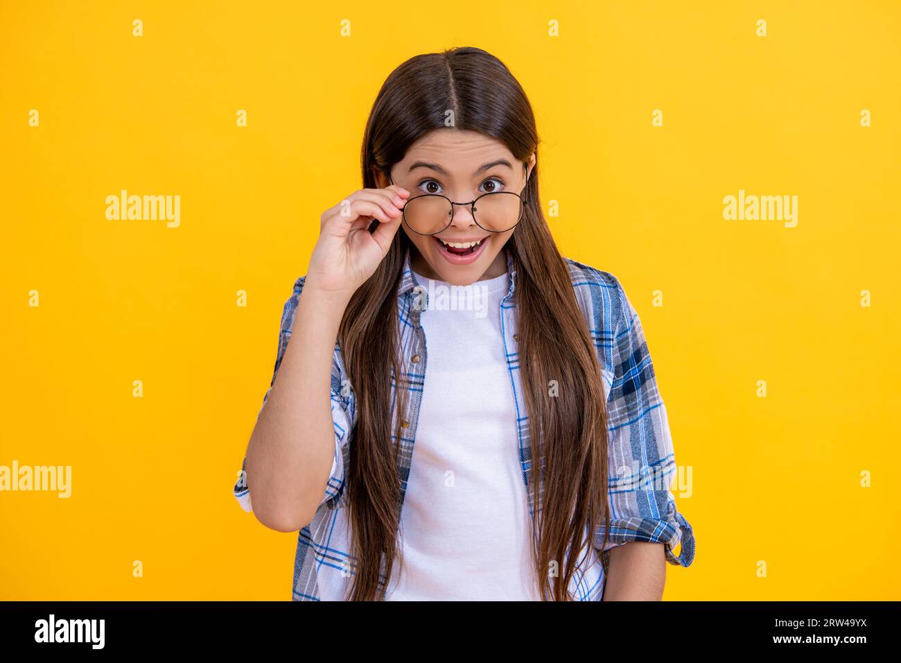 Teenage Girl Wear Eyesight Glasses Teenage Girl Can See With Glasses Teenage Girl In Eyesight
