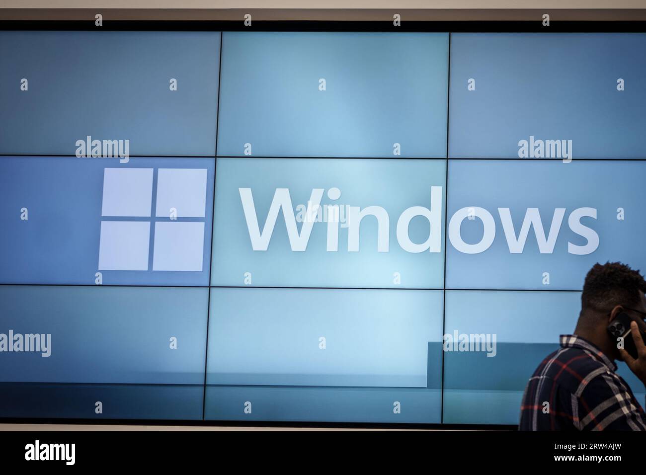 Windows 11 logo hi-res stock photography and images - Alamy