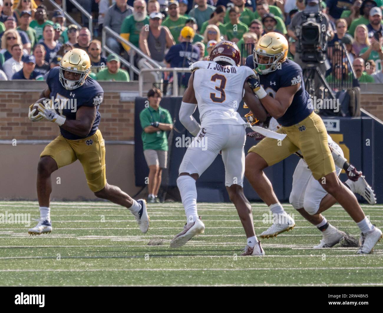 SOUTH BEND, IN - SEPTEMBER 16: Notre Dame Fighting Irish running back Audric Estime (7) runs the ...