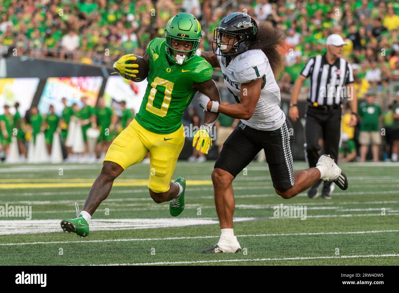 Oregon running back Bucky Irving (0) tries to avoid the tackle of ...