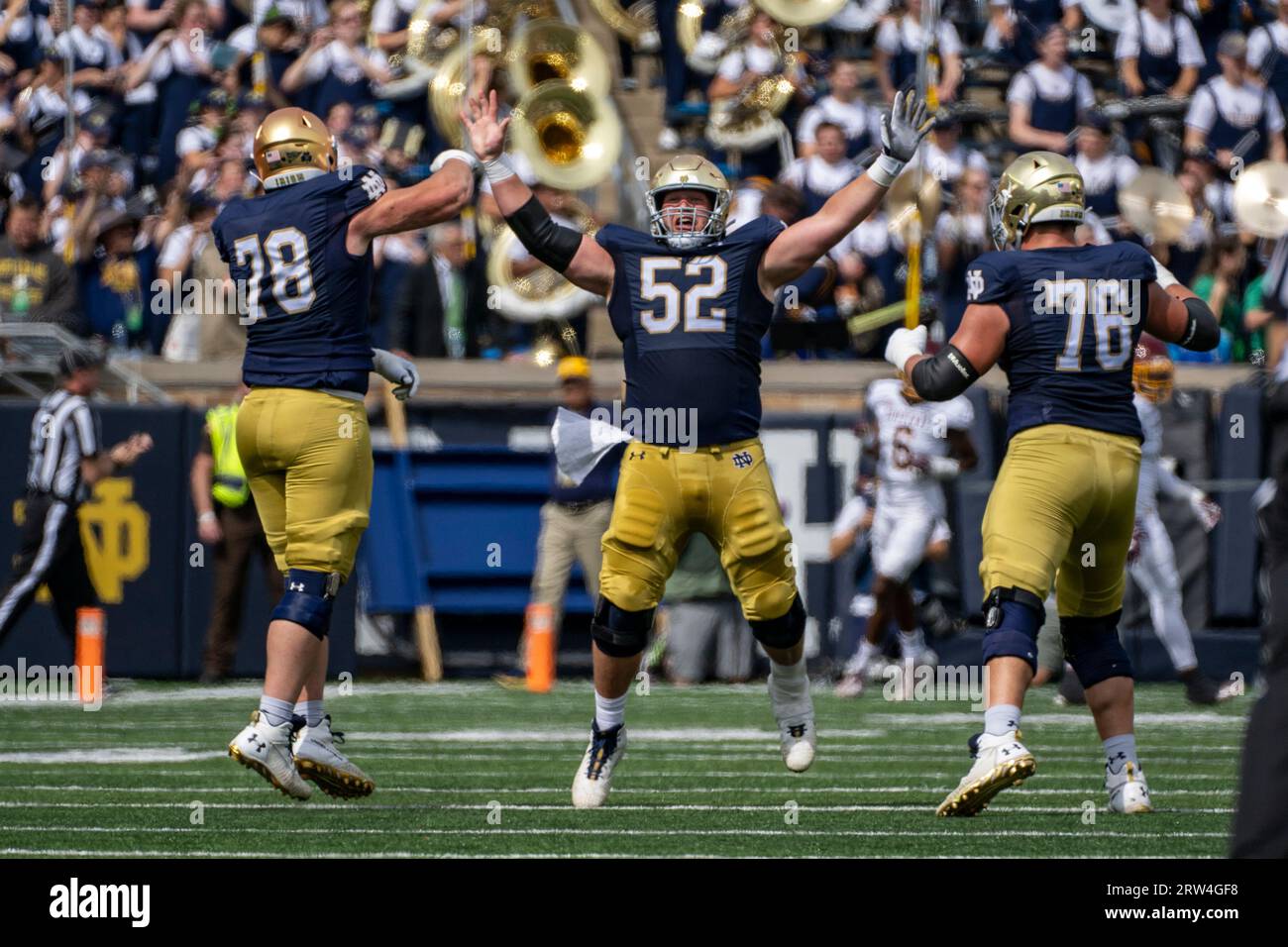 Notre Dame offensive linemen Zeke Correll (52), center, and Pat Coogan ...