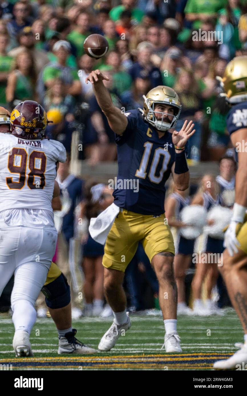 Notre Dame quarterback Sam Hartman (10) makes a pass upfield during an ...
