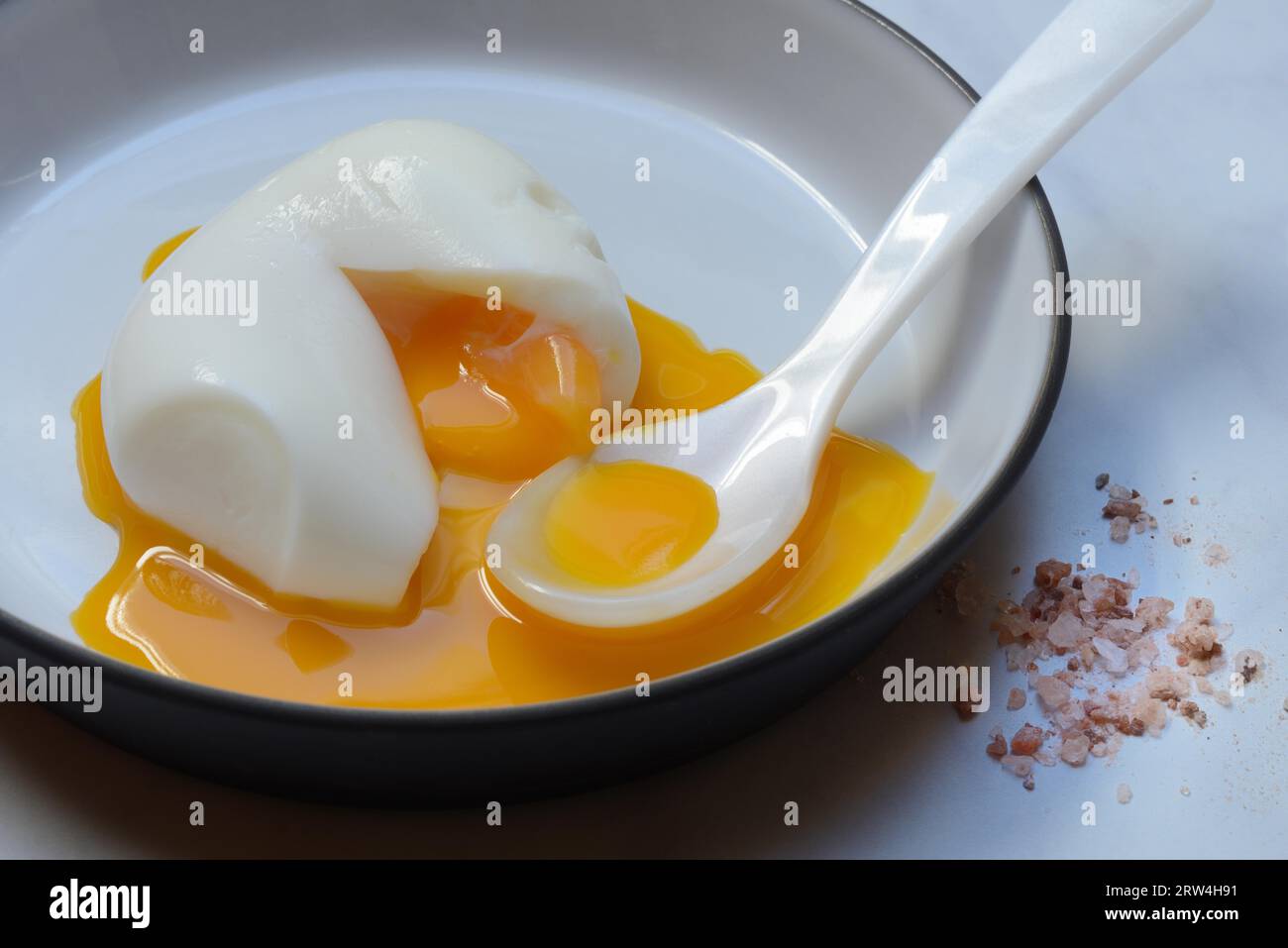 Half cut boiled egg hi-res stock photography and images - Alamy