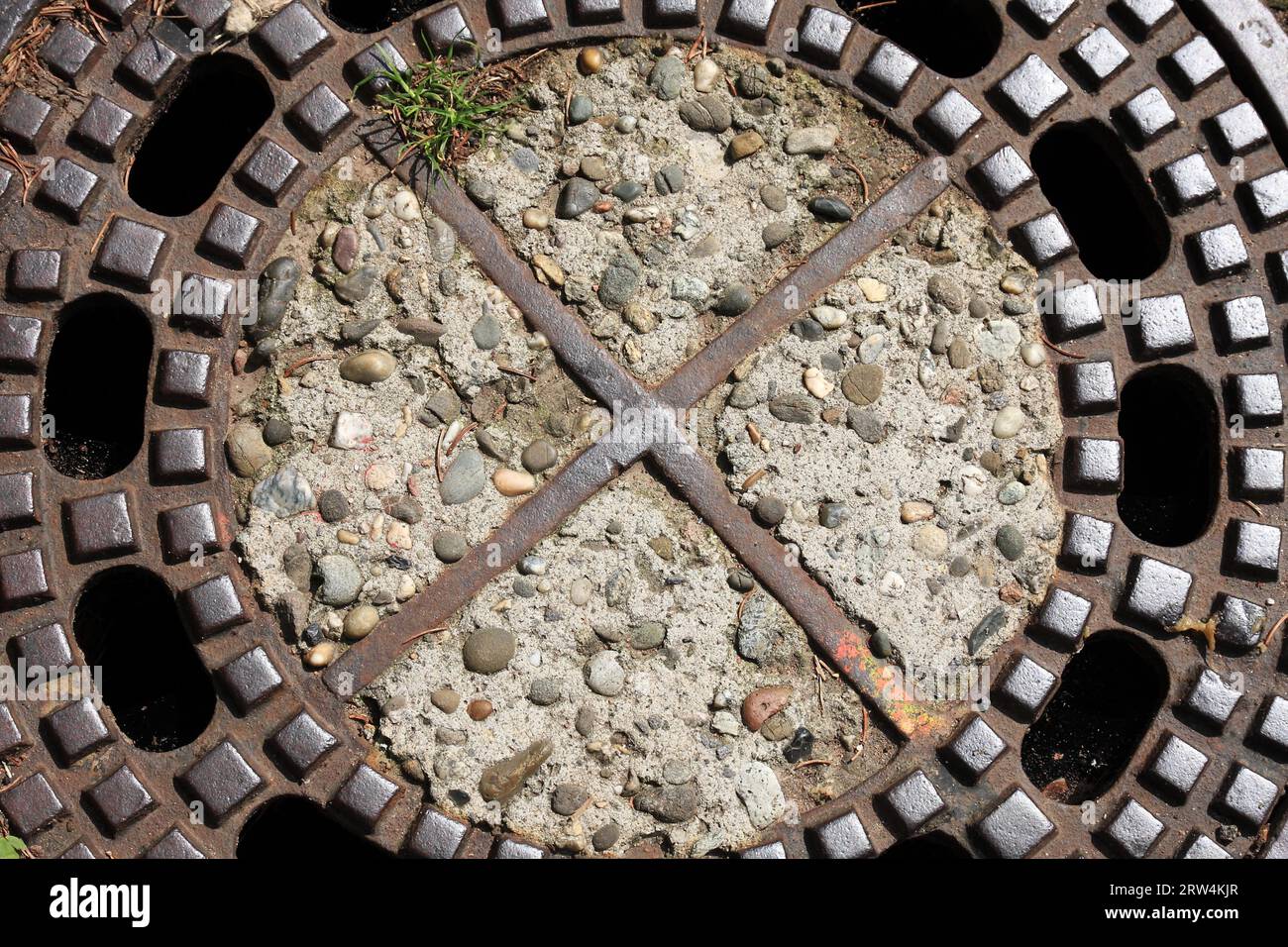 Manhole frame hi-res stock photography and images - Alamy