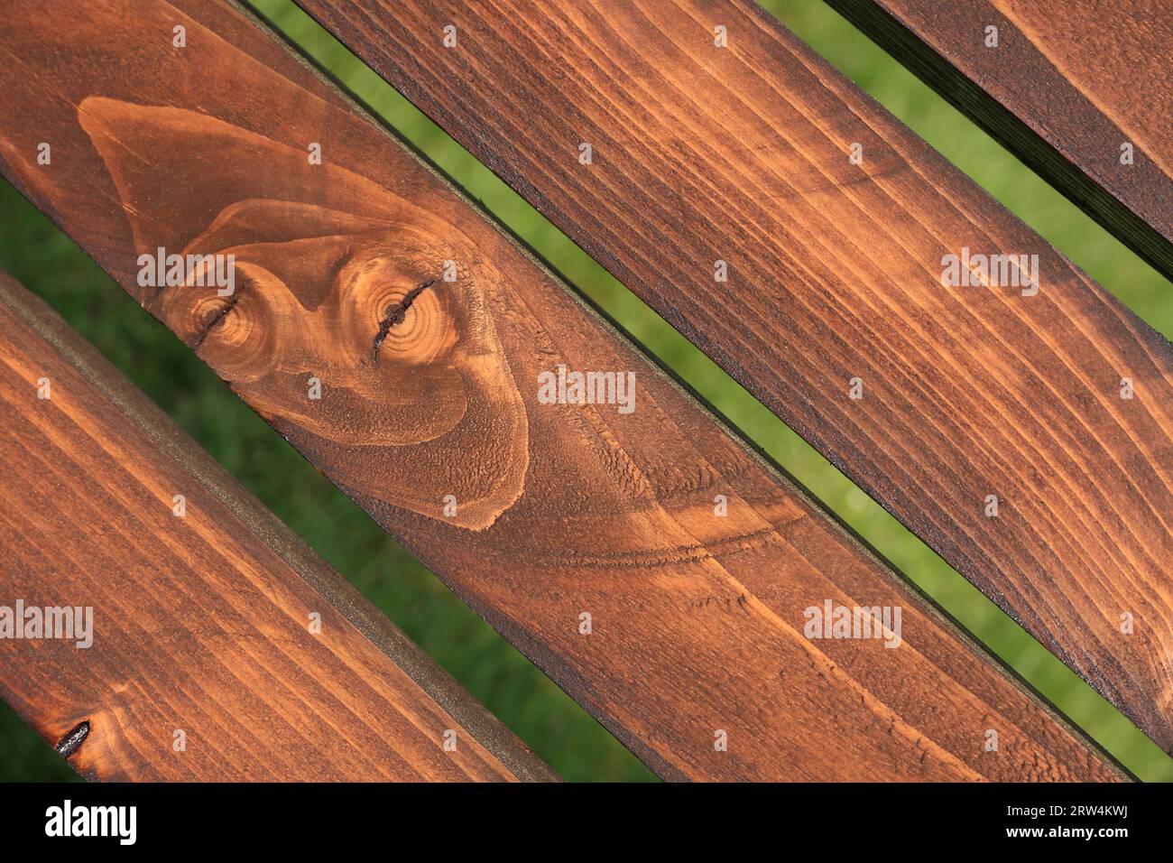 Bench green hi-res stock photography and images - Alamy