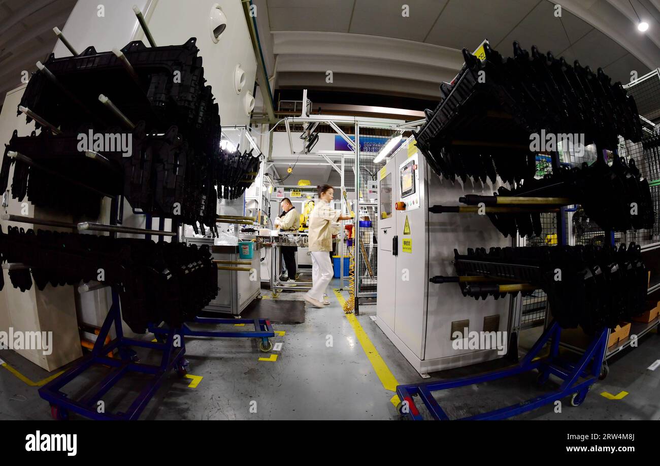Sunroof assembly hi-res stock photography and images - Alamy