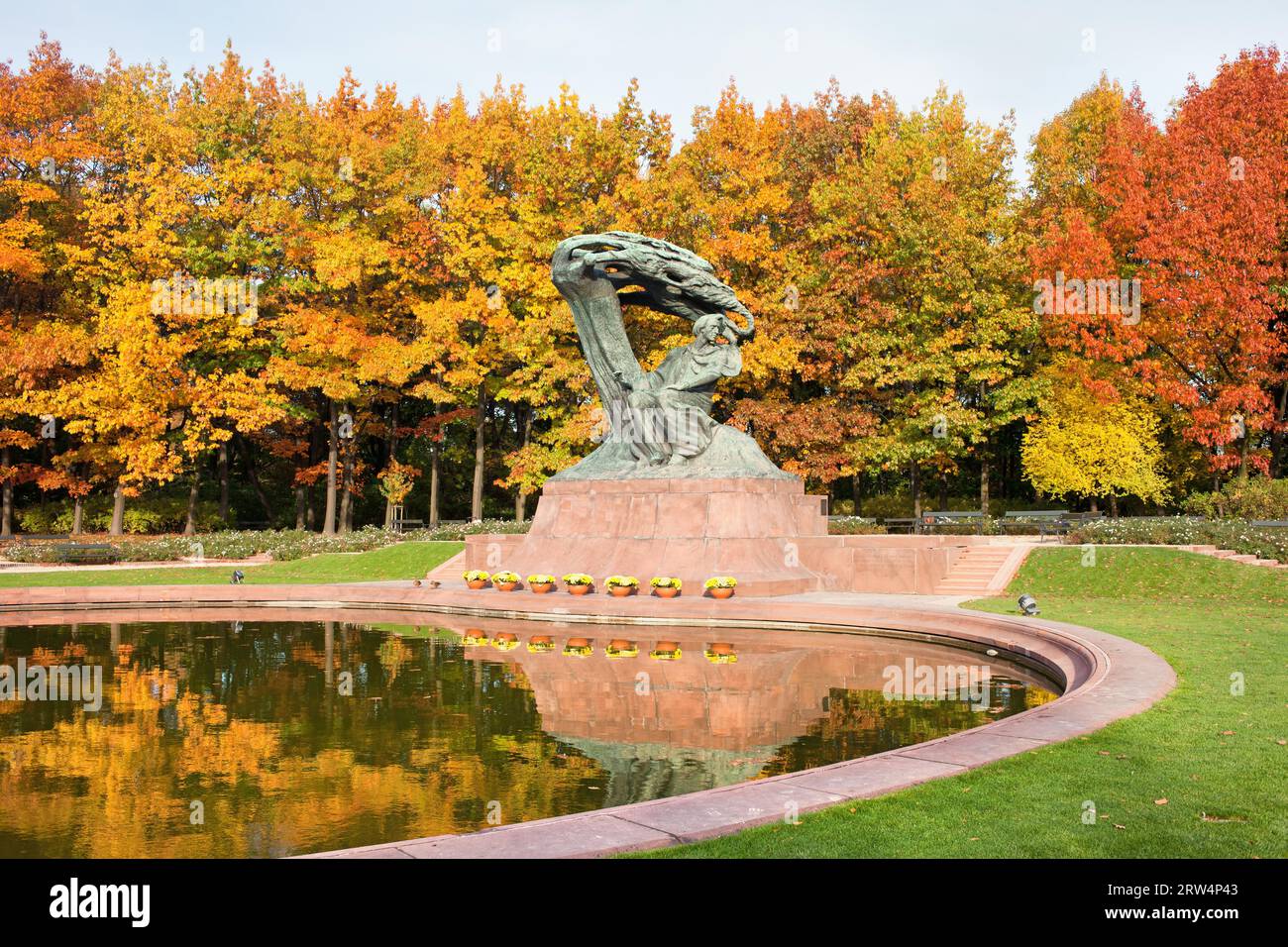 Fryderyk Chopin monument in autumn scenery of the Royal Lazienki Park ...