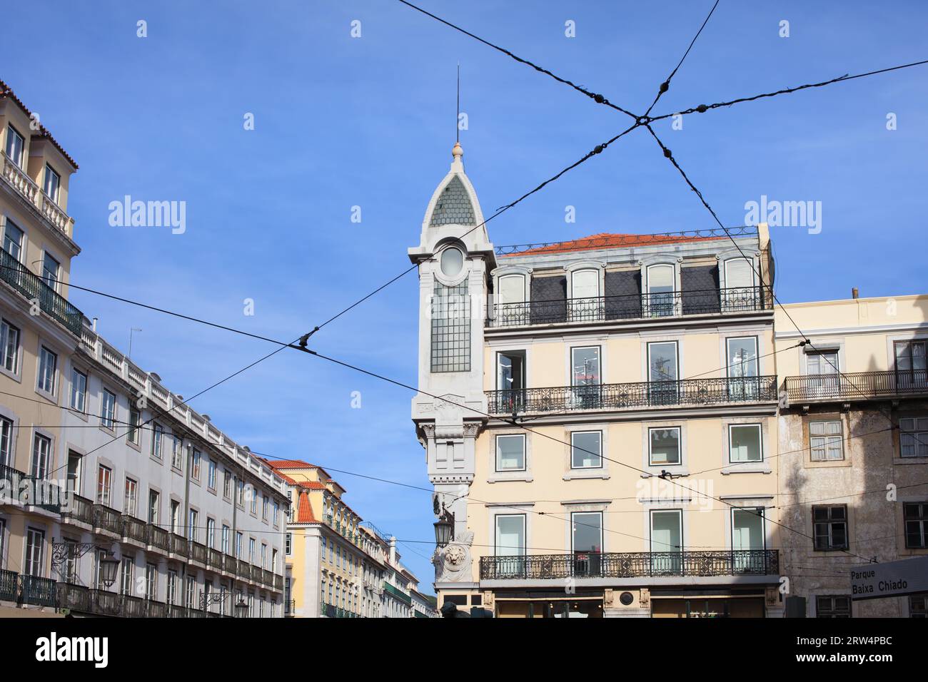 Lisbon neighborhood buildings hi-res stock photography and images - Alamy