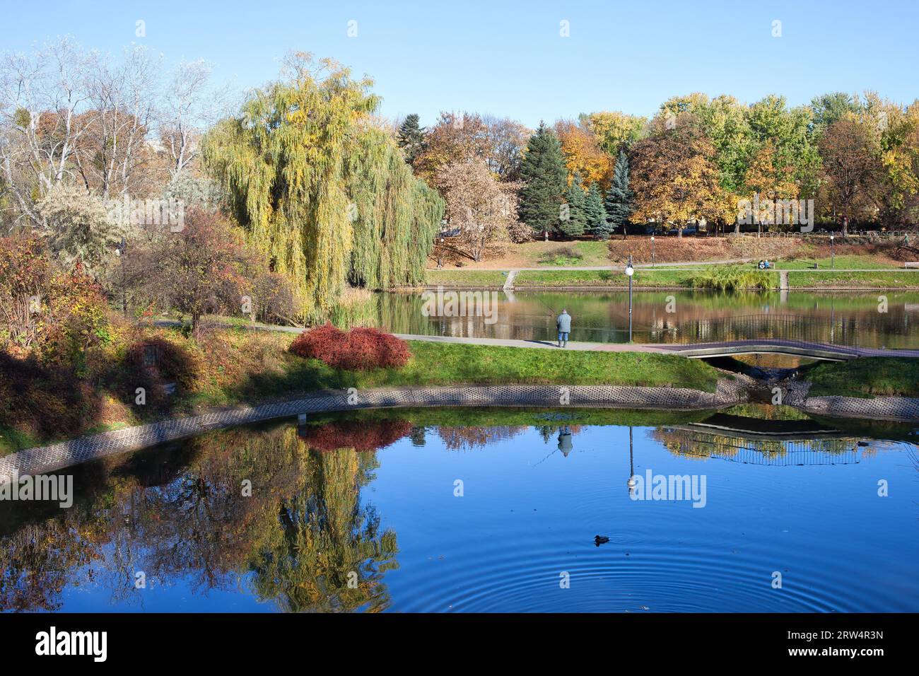 Lakes and autumn foliage in Moczydlo Park, city of Warsaw, Poland Stock ...