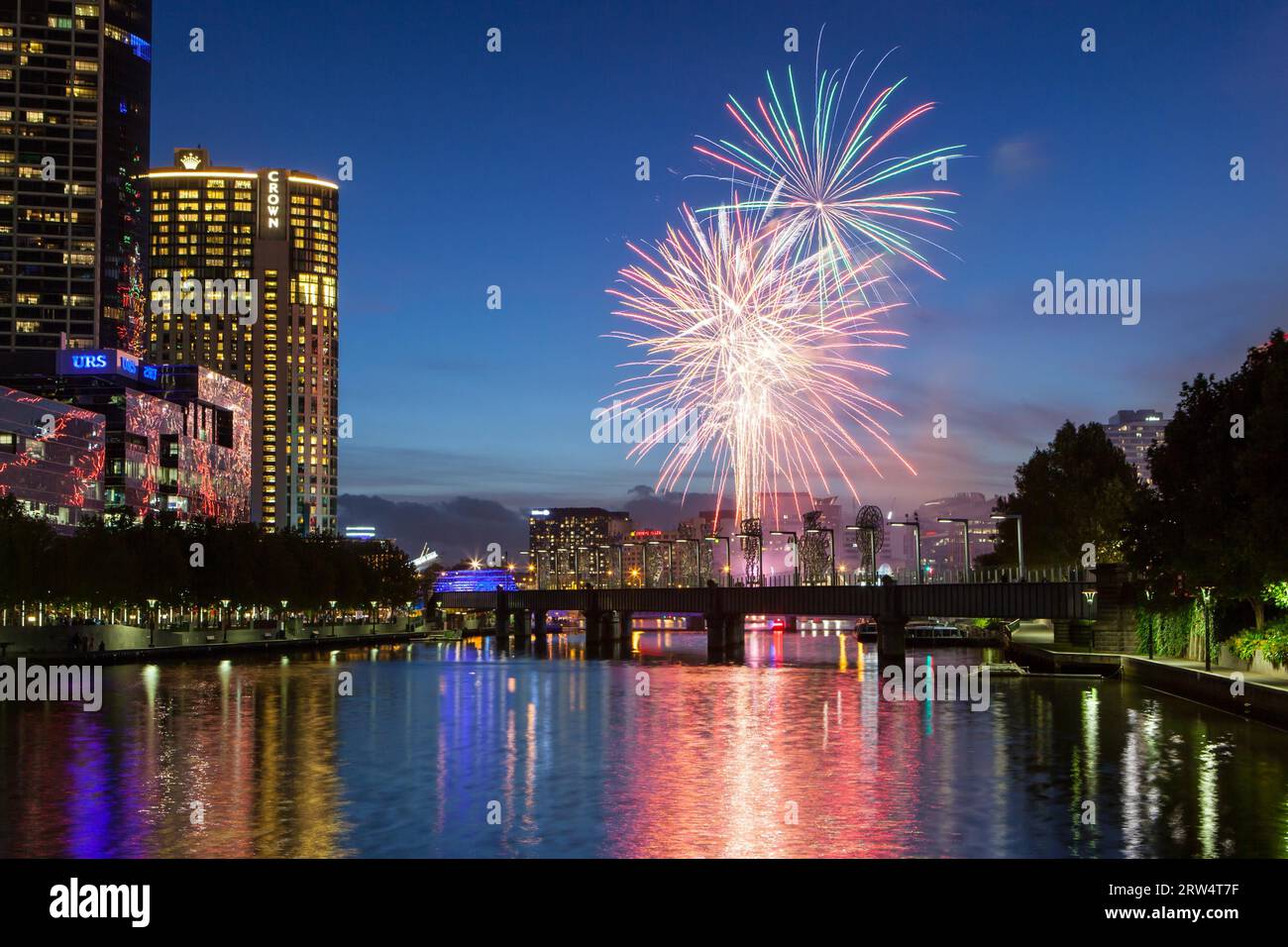 Melbourne's famous skyline from Southbank towards Flinders St Station ...