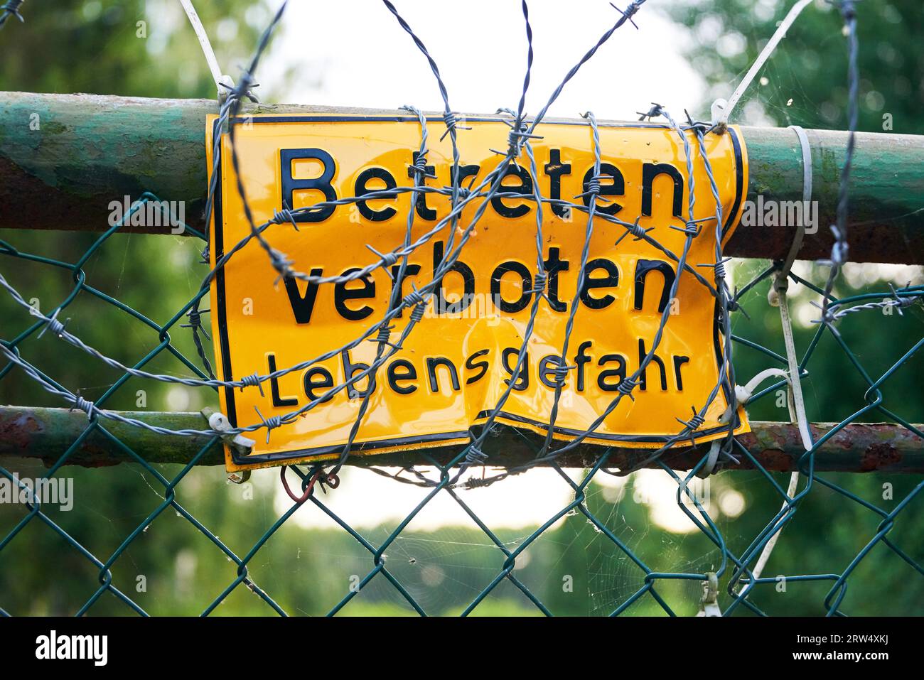 Betreten verboten Zeichen auf Deutsch, Betreten verboten Stock Photo ...