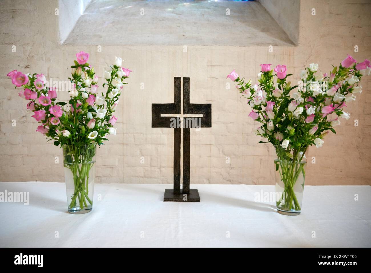 Crucifix bible altar hi-res stock photography and images - Alamy