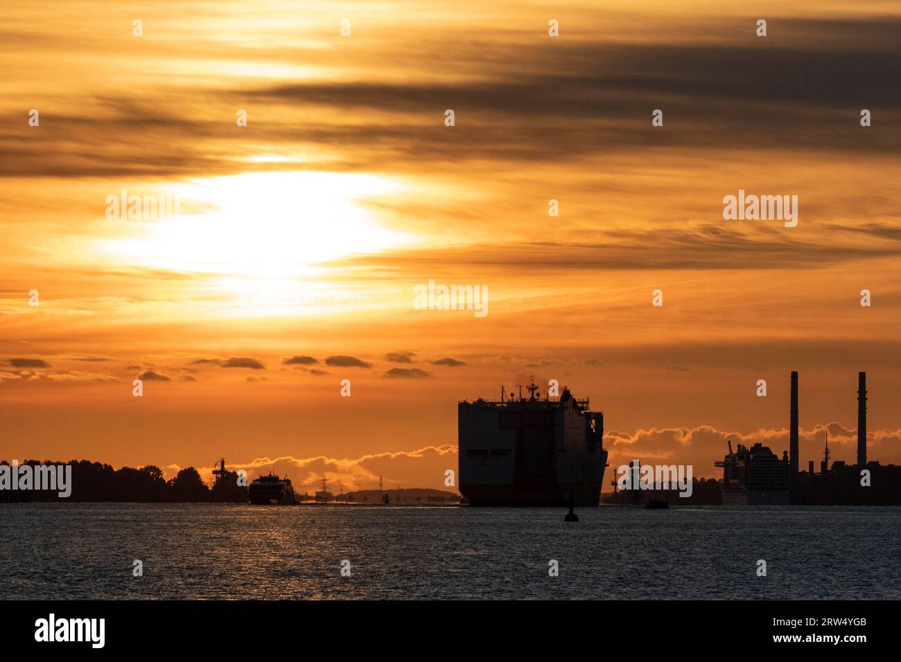 Silhouette of the Great Antwerp, RoRo (roll on roll off) and container ...
