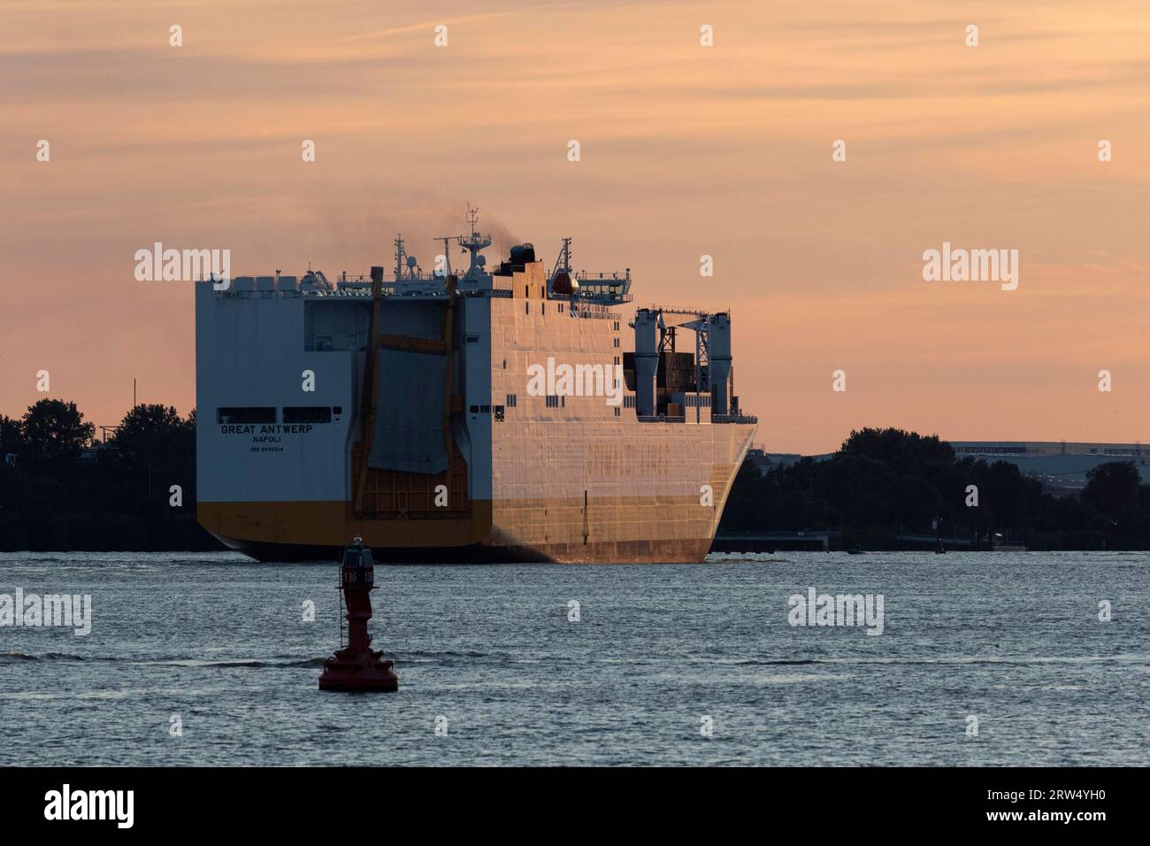 The Great Antwerp, RoRo (roll on roll off) and container ship of the ...