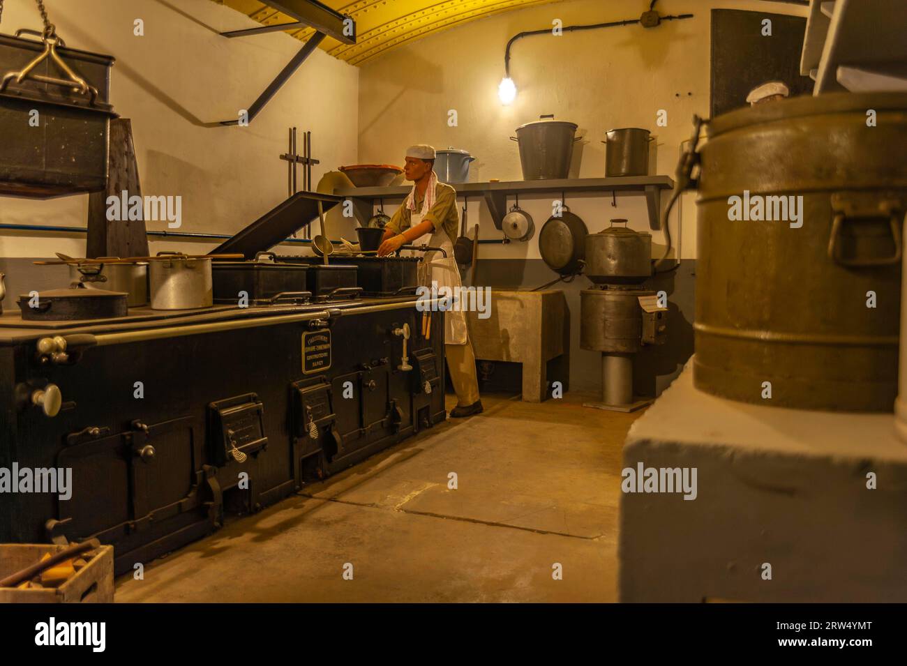 Army kitchen hi-res stock photography and images - Alamy